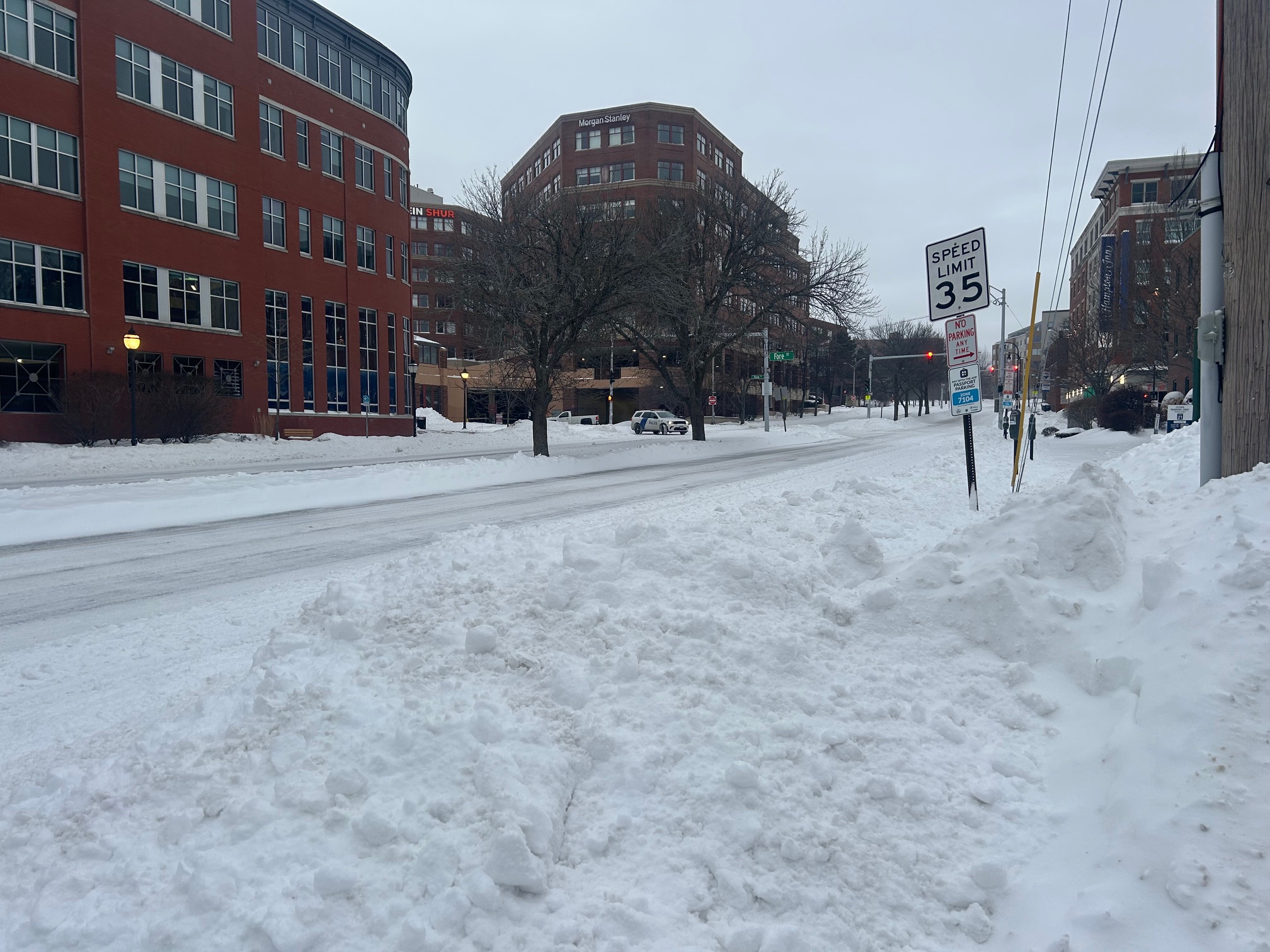Major snowstorm snarls air travel, shuts down much of Maine